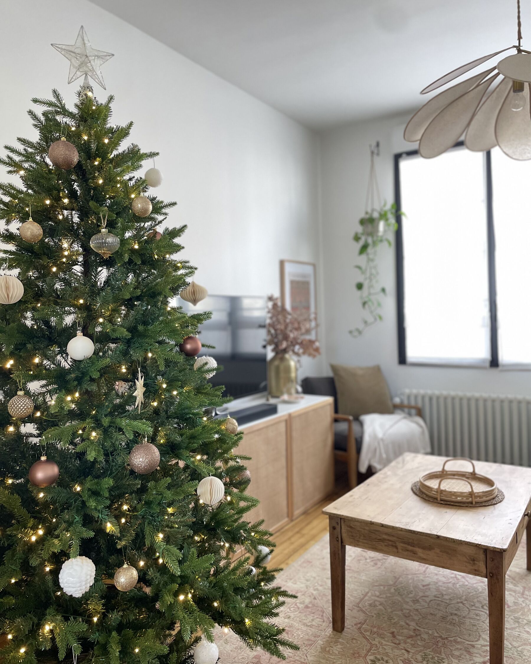 Sapin de Noël 210 cm vert pré-allumé FIDDLE | Beliani.fr