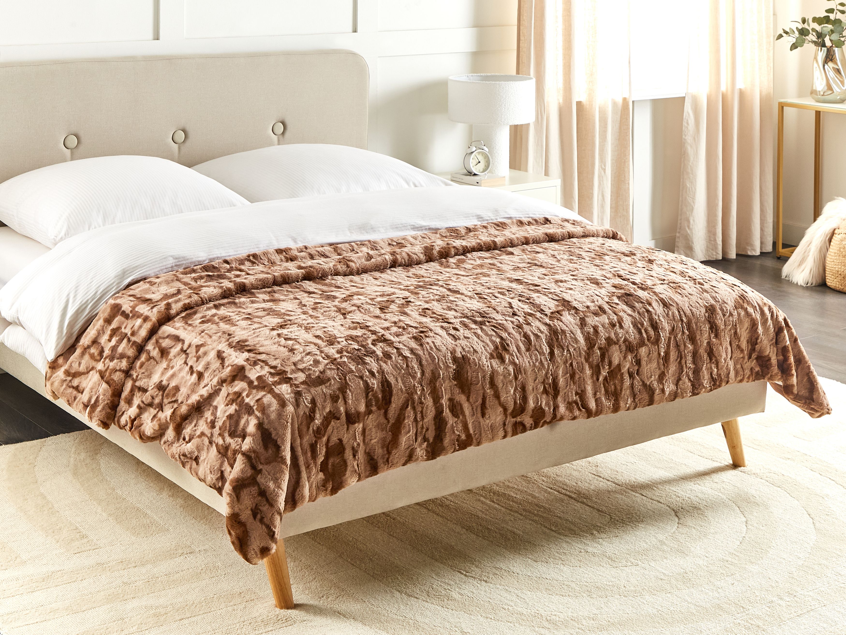 Kuscheldecke BAKIRA Webpelz 200 x 220 cm Braun | Beliani.de