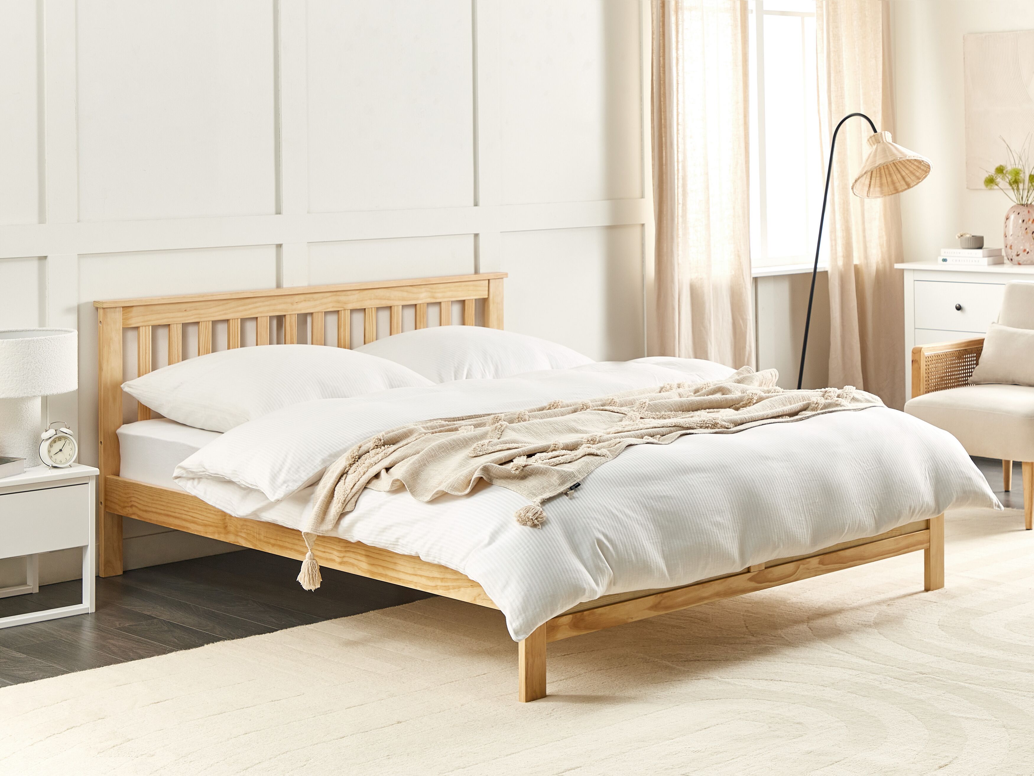 Bett mit Lattenrost Kiefernholz MAYENNE 140 x 200 cm Hellbraun | Beliani.at
