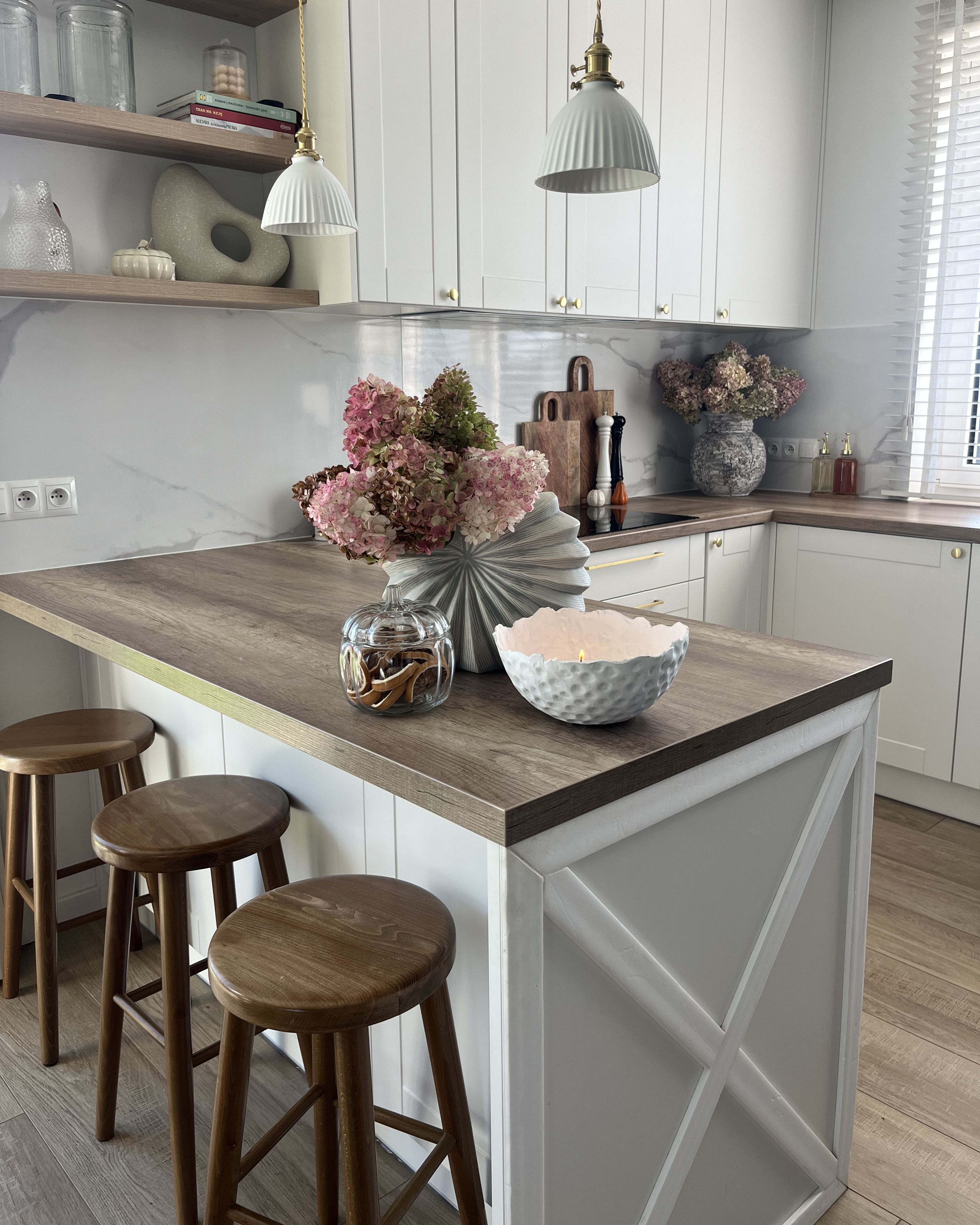 Flower Vase SCUP Ceramic 28 cm Off-White | Beliani.co.uk