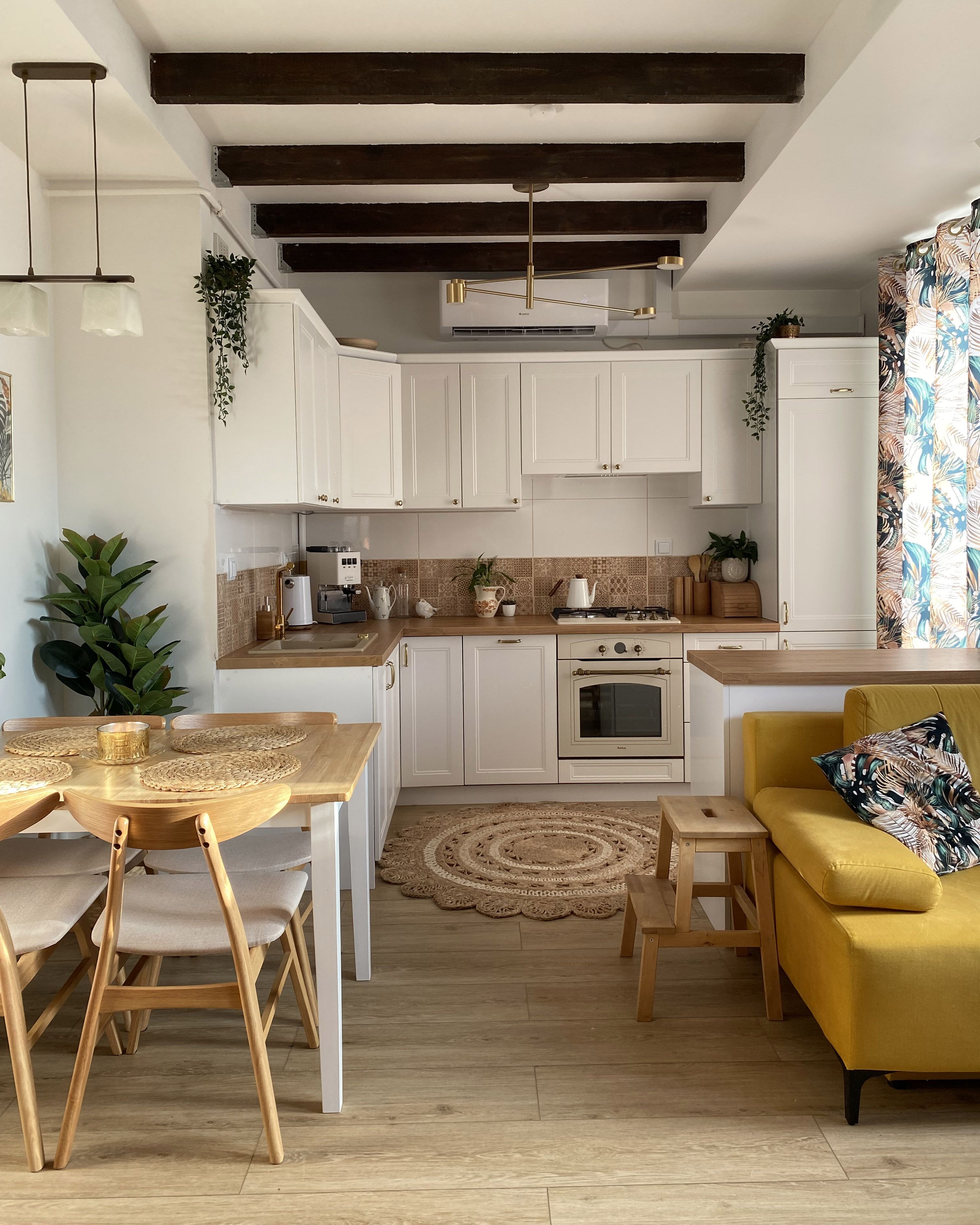 Ruokatuolisetti 2 kpl LYNN puu Vaaleanbeige | Beliani.fi