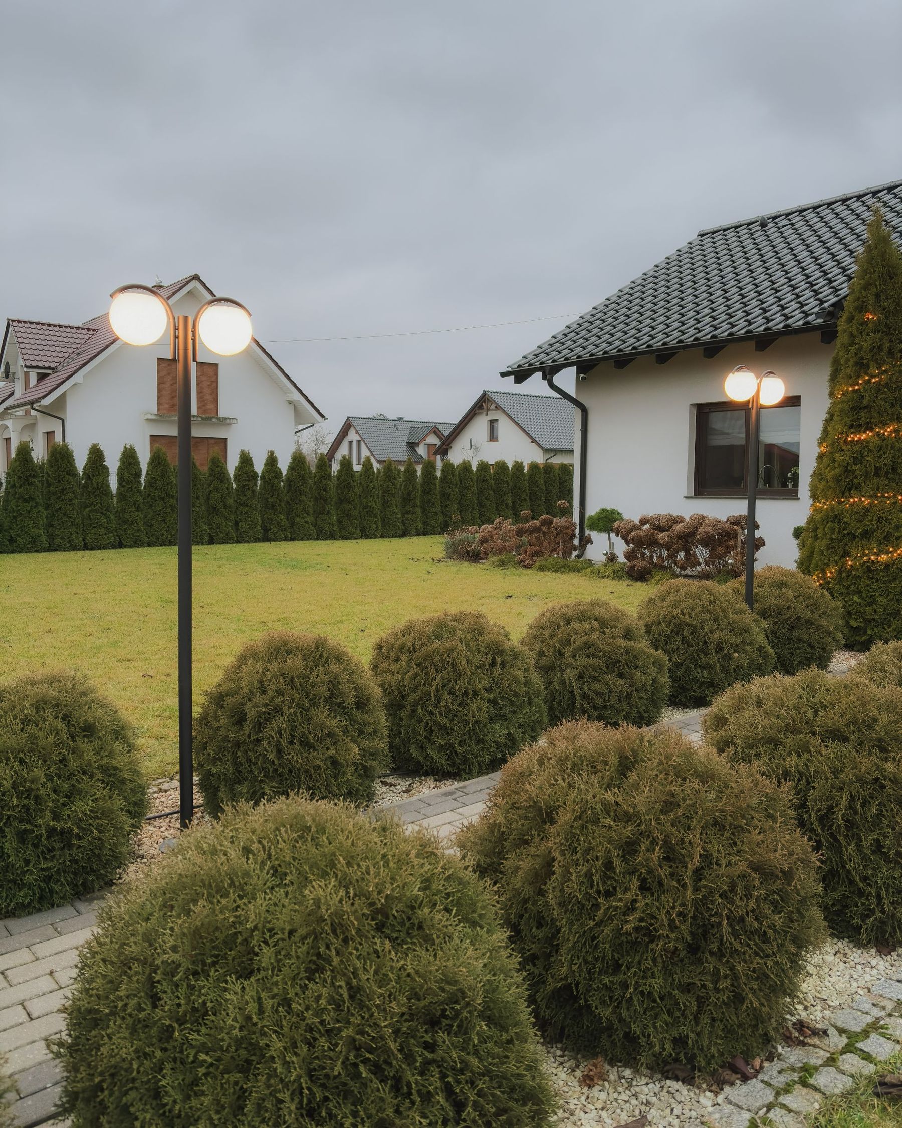 Farola de jardín KULSI Negro | Beliani.es