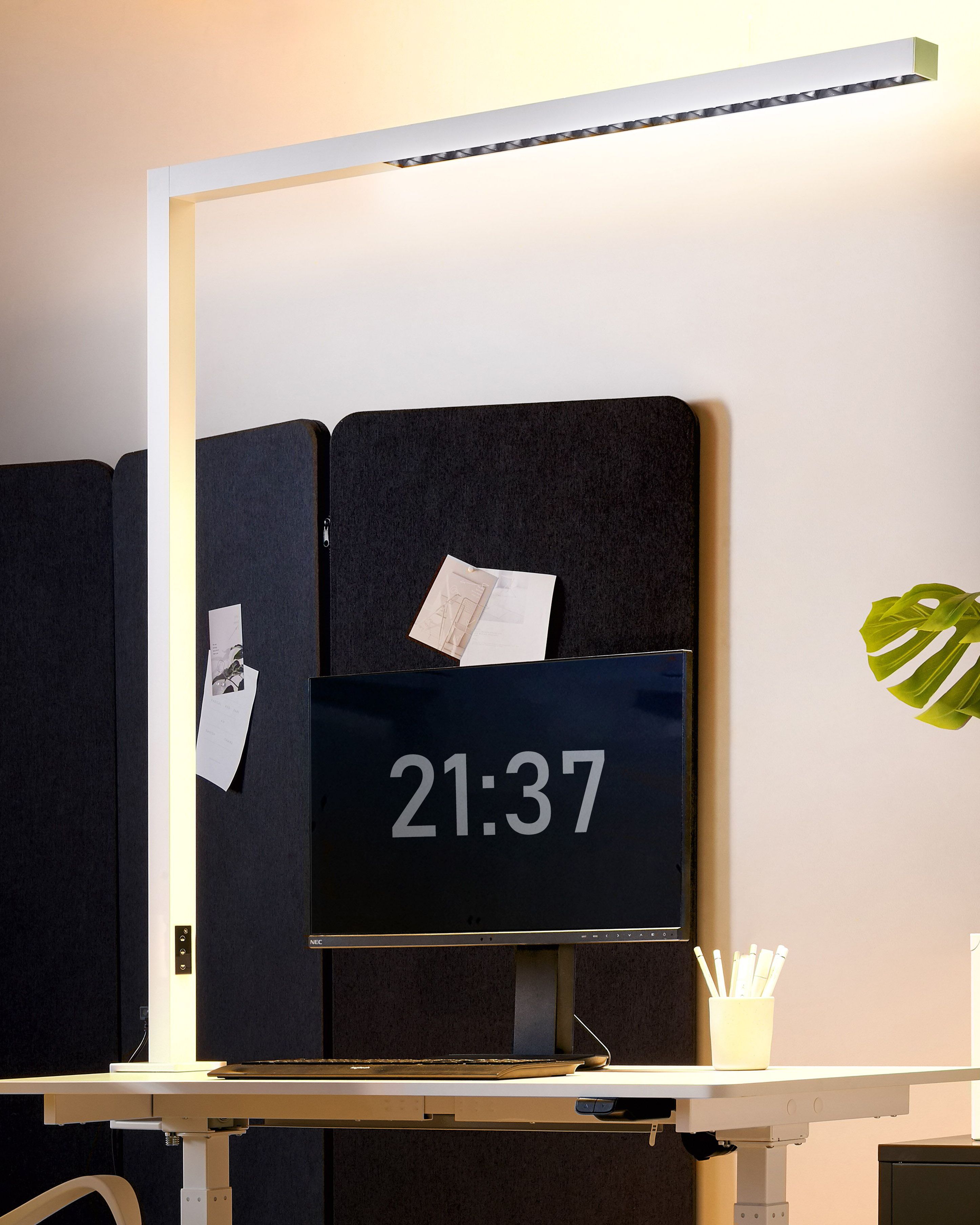 LED Clamp-On Desk Lamp OCTANT with Motion Sensor Metal White | Beliani ...