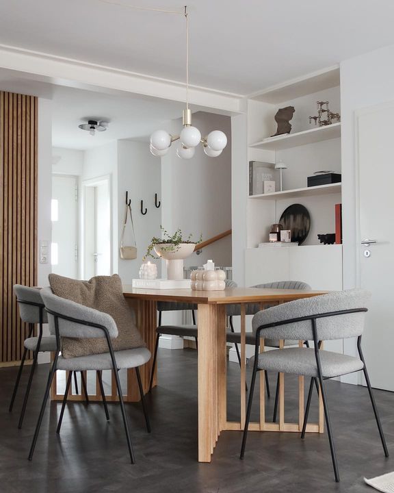 Set med 2 matstolar MARIPOSA Bouclé Grå | Beliani.se