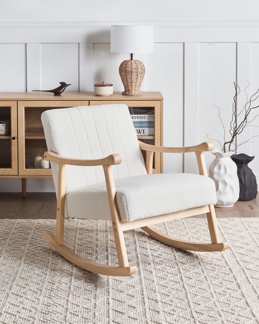 Schommelstoel ANASET Bouclé Zandbeige | Beliani.nl
