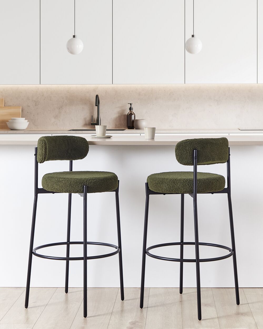 Set med 2 barstolar SANILAC Sammet Vit | Beliani.se