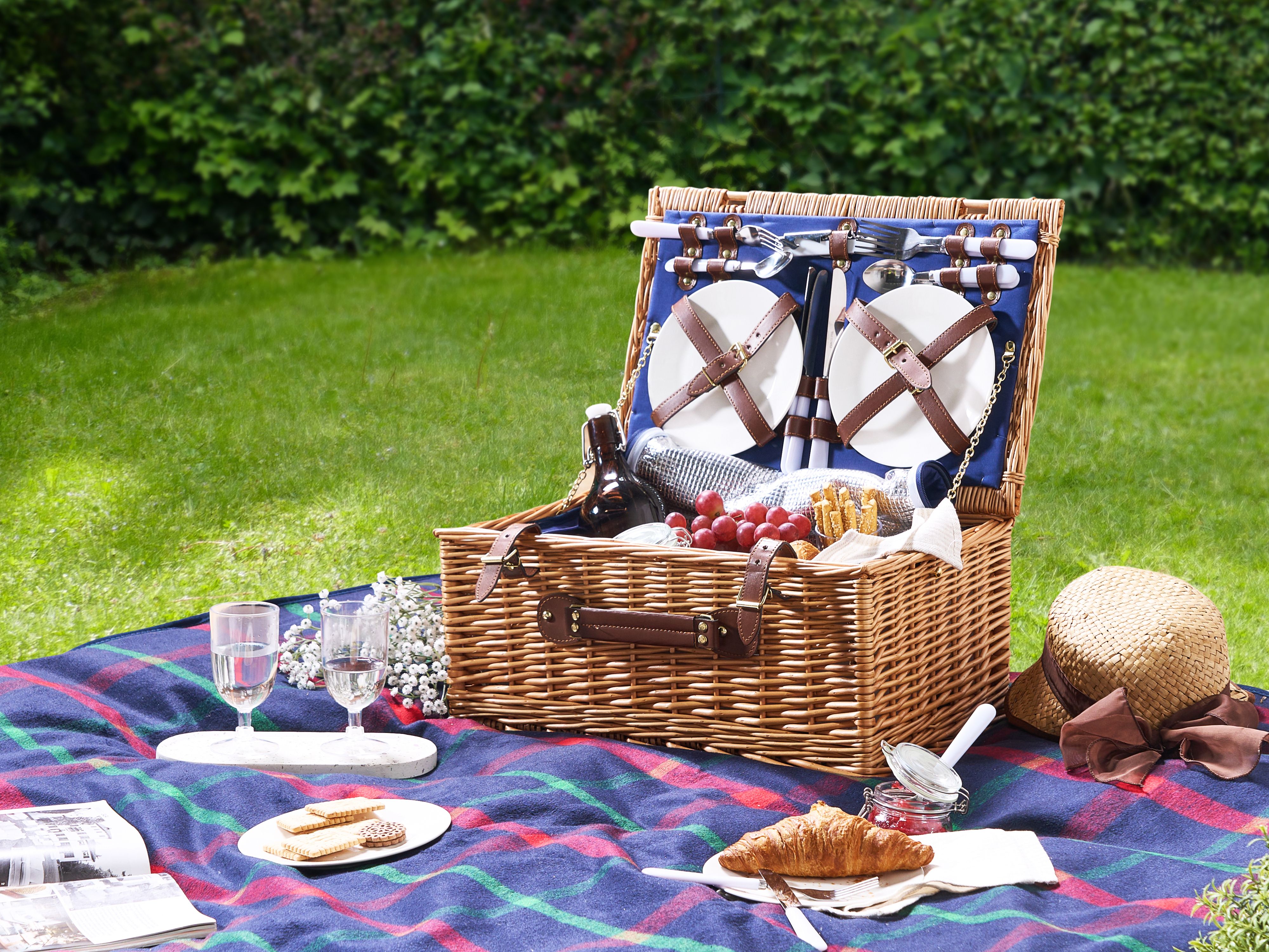 Picnic Basket CREPES Wood Brown | Beliani.co.uk