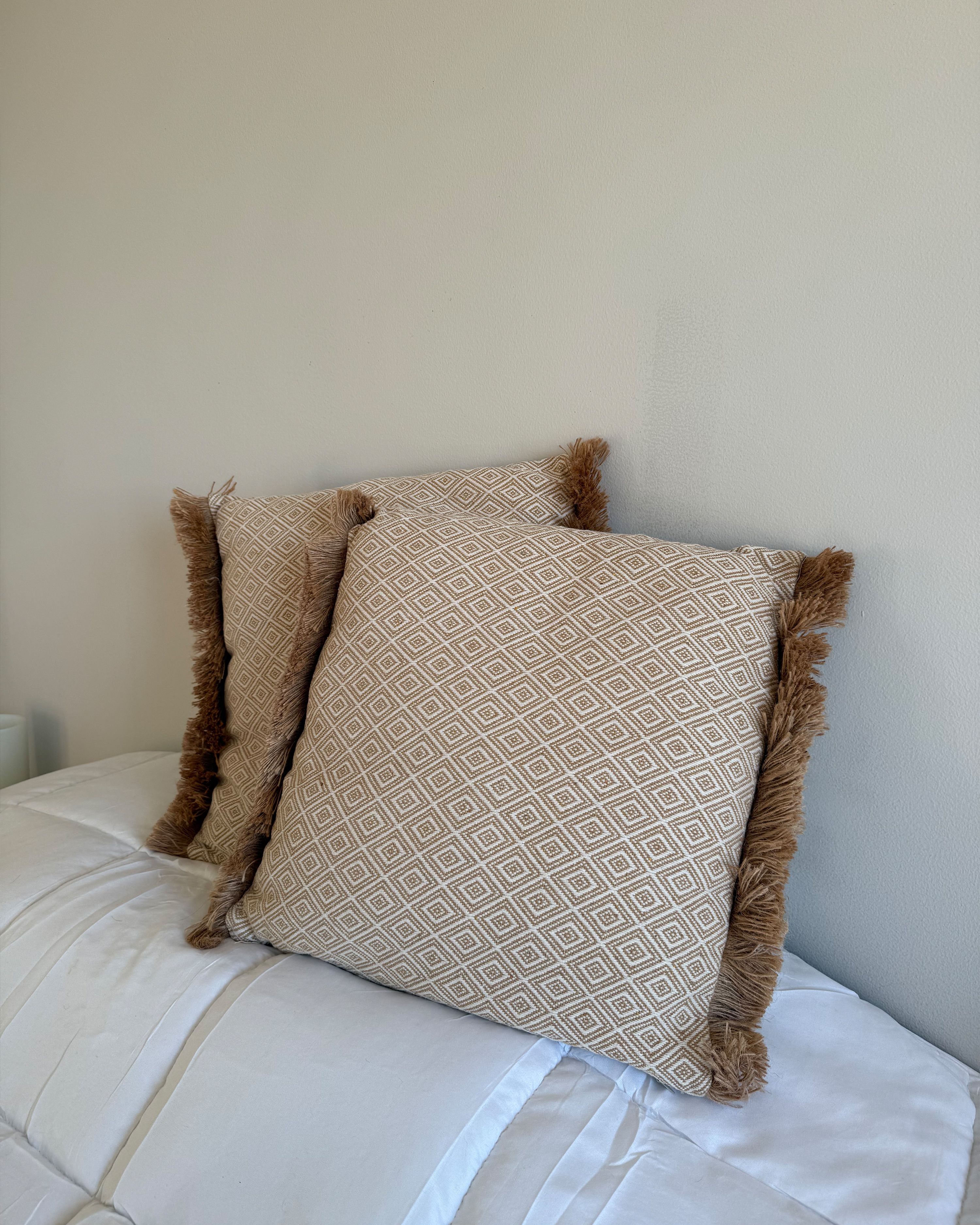 Set van 2 decoratieve kussens LONAR 45 x 45 cm Zandbeige | Beliani.nl