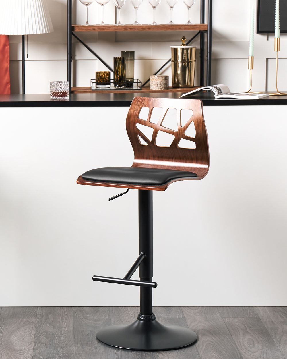Set of 2 Swivel Bar Stools Dark Wood with Black PETERSBURG II Beliani.pl