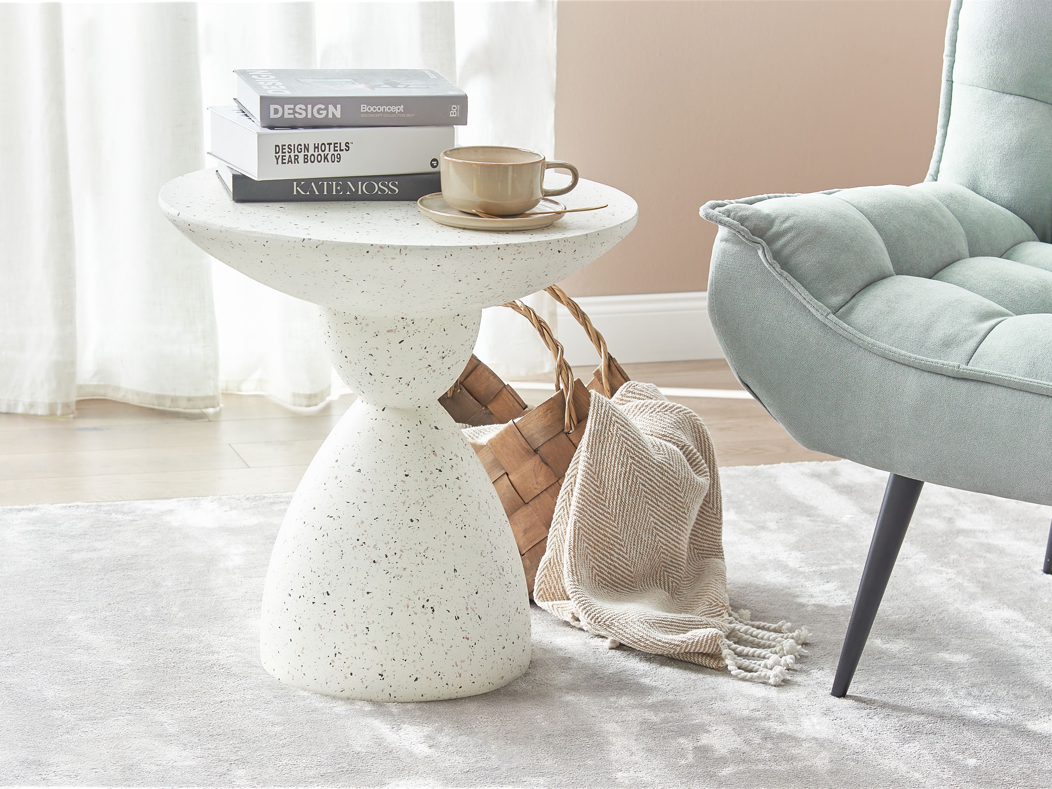 Stolik pomocniczy złamana biel z efektem lastryko CAFFI | Beliani.pl