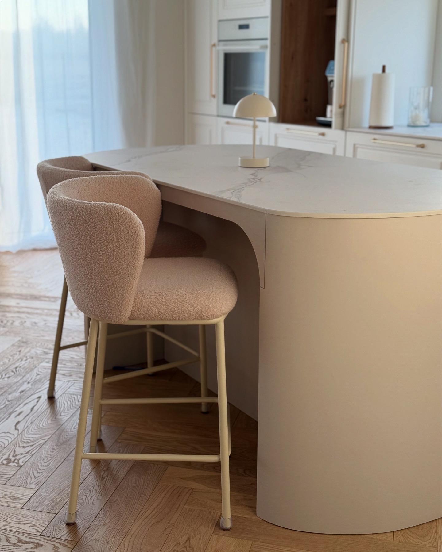 Sett med 2 barstoler MINA II Bouclé Lys beige | Beliani.no