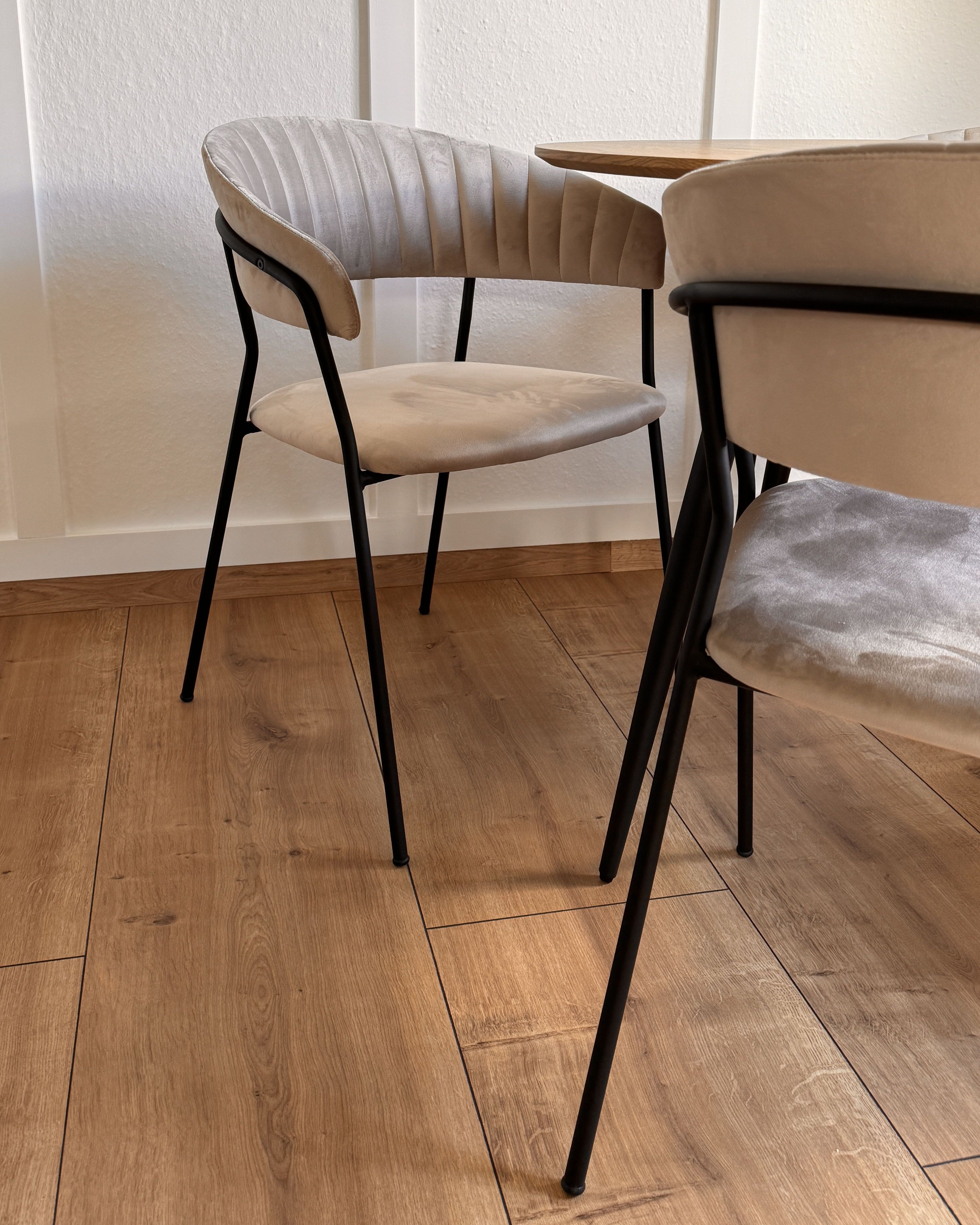 Set med 2 matstolar MARIPOSA Sammet Taupe | Beliani.se